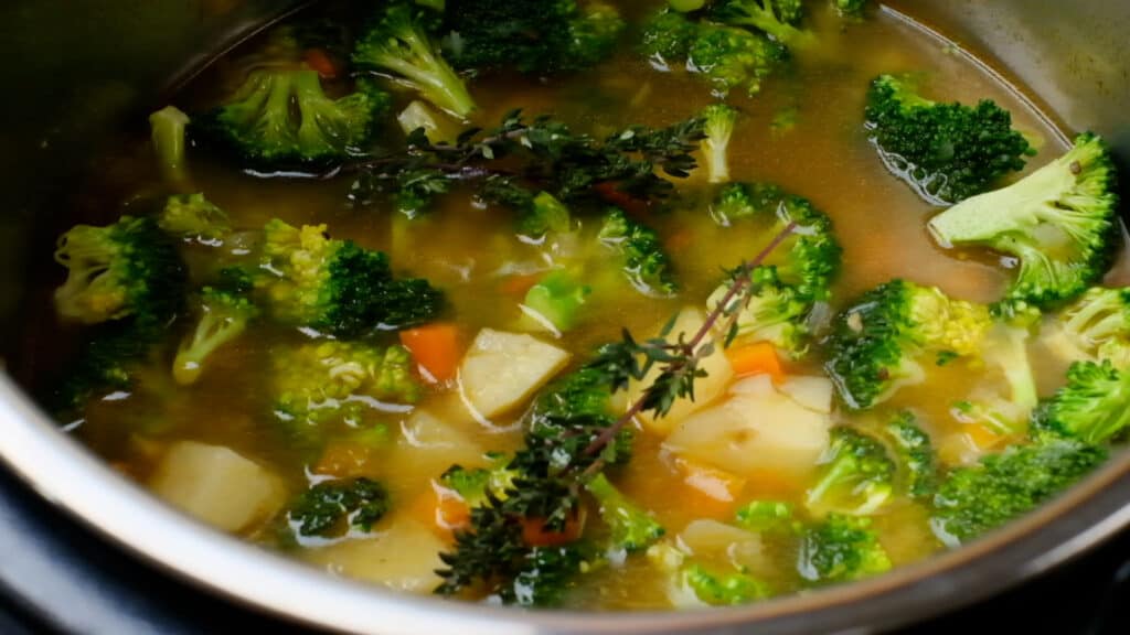 Sopa Brócoli Cheddar Instant Pot [Video+Recipe] - Tia Clara